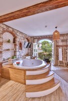 Suíte, banheira de hidromassagem | Frigobar, cofres nos quartos, individualmente decorados