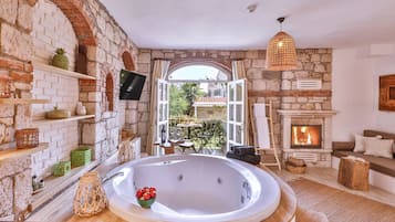 Suite, banheira de hidromassagem | 1 quarto, minibar, cofre com capacidade para portátil