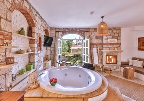 Suíte, banheira de hidromassagem | Frigobar, cofres nos quartos, individualmente decorados