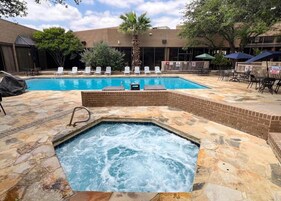 Piscina externa, guarda-sóis, espreguiçadeiras