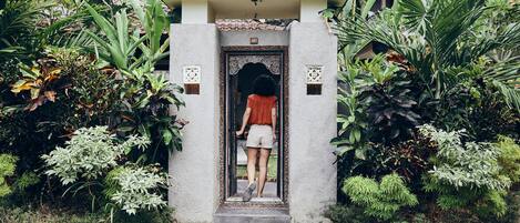 Uma pessoa entrando em uma casa pela porta com o número 401.