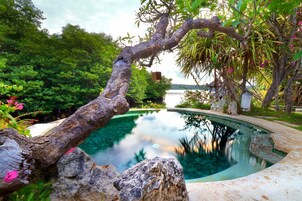 2 piscinas exteriores, espreguiçadeiras