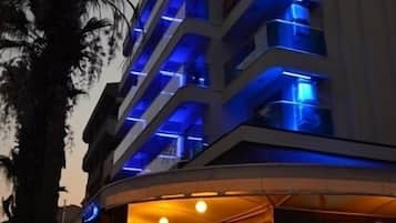 Fachada da propriedade à noite