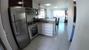 Apartamento Deluxe de 1 Quarto com Varanda | Cozinha privada | Geladeira, micro-ondas, fogão