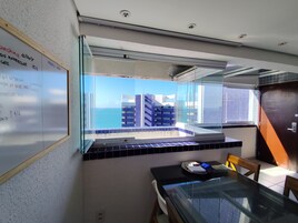 Apartamento grand, 3 quartos, vista para o mar | Área de estar | TV LED