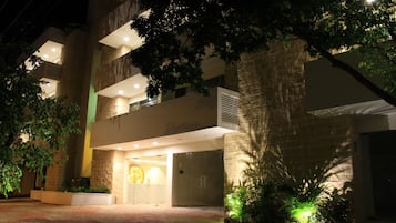 Fachada do alojamento (tarde/noite)