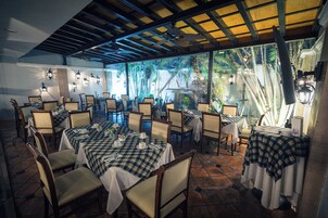 Pequenos-almoços, almoços, jantares servidos, cozinha internacional 