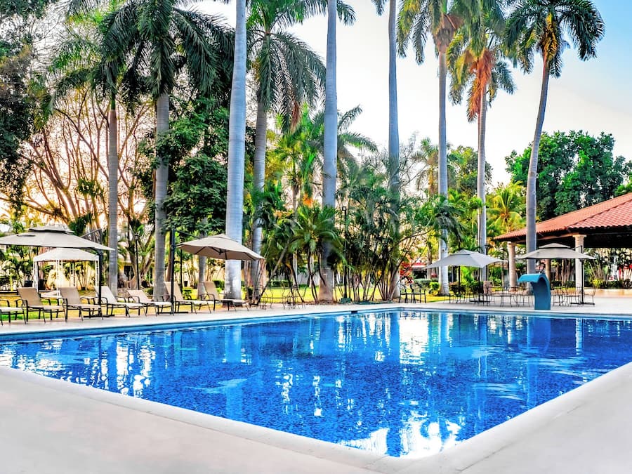 Piscina externa, guarda-sóis, espreguiçadeiras