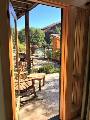 Condo superluxo, 2 quartos, acesso à piscina, vista para o rio (Hot tub access) | Vista do quarto