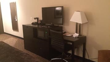 Roupas de cama premium, escrivaninha, cortinas blackout