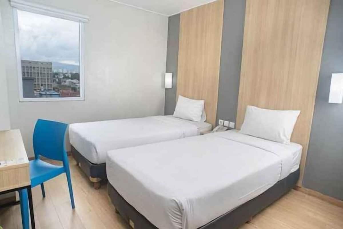 Cofre no quarto, secretária