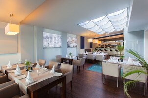 Café da manhã, almoço e jantar; culinária internacional 