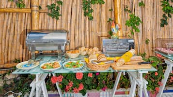 Café da manhã com buffet grátis todos os dias