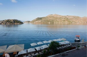 Terraço com espreguiçadeiras