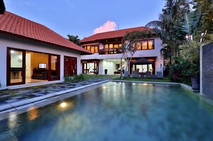 Villa Familiar, 4 quartos, piscina privativa, vista para a piscina | Vista do quarto