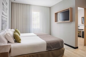 Quarto superior | Frigobar, cofres nos quartos, escrivaninha, cortinas blackout