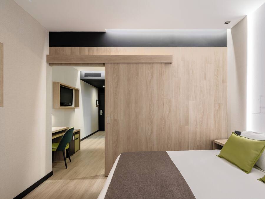 Frigobar, cofres nos quartos, escrivaninha, cortinas blackout