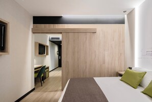 Quarto Superior | Minibar, cofre no quarto, secretária, cortinas/cortinados opacos 