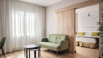 Suite | Minibar, cofre no quarto, secretária, cortinas/cortinados opacos