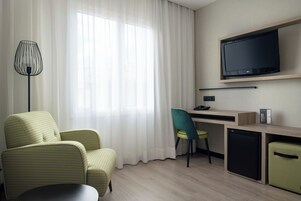 Quarto Superior | Minibar, cofre no quarto, secretária, cortinas/cortinados opacos 