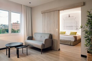 Suite | Minibar, cofre no quarto, secretária, cortinas/cortinados opacos 