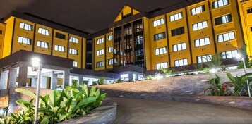 Fachada do alojamento (tarde/noite)