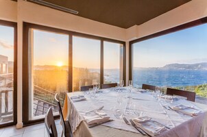 2 restaurantes, é servido café da manhã