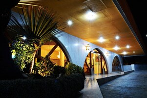 Um edifício moderno com entradas em arco e interior bem iluminado.