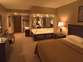 Deluxe Room, 1 King Bed, Non Smoking (Whirlpool Tub) | Cofres nos quartos, escrivaninha, espaço de trabalho para notebook