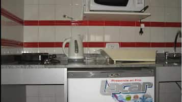 Geladeira, micro-ondas, cooktop, chaleira elétrica