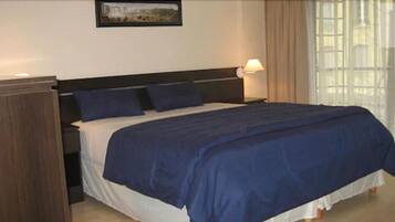 Quarto triplo | Roupas de cama antialérgicas, edredons de pluma, frigobar