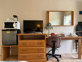 Quarto Clássico, 2 camas de casal, não fumadores | Secretária, secretária adequada para computadores portáteis 