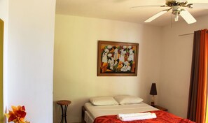Camas desdobráveis, roupa de cama fornecida 