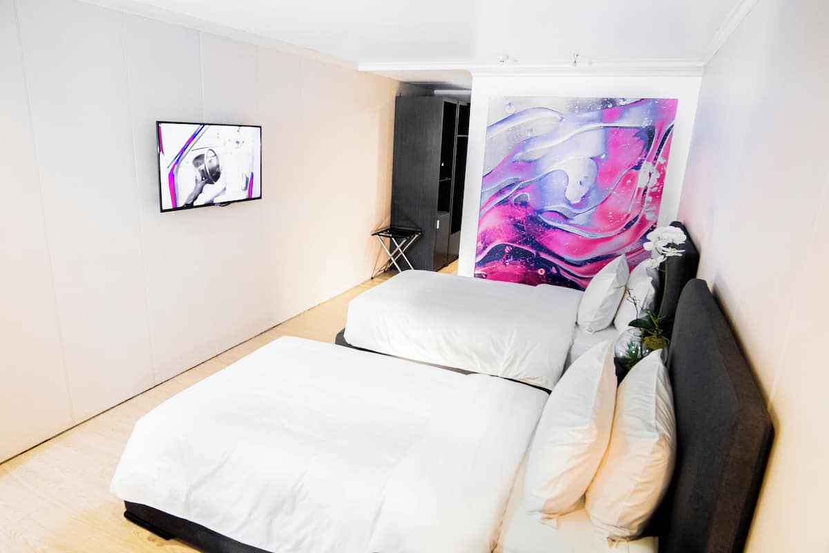 Quarto duplo superior | Escrivaninha, Wi-Fi de cortesia, roupa de cama