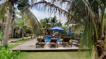 Piscina exterior, espreguiçadeiras