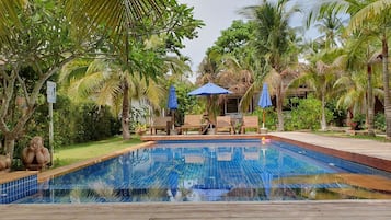 Piscina exterior, espreguiçadeiras