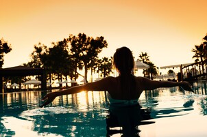 3 piscinas exteriores, guarda-sóis, espreguiçadeiras 