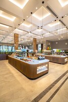 3 restaurantes, pequenos-almoços servidos, cozinha internacional 