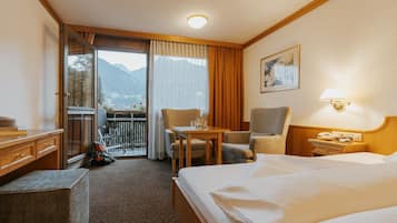 Komfort Doppelzimmer mit Balkon und Bergblick | Vista do quarto