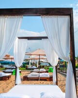 Perto da praia, areia branca, serviço de traslado de/para a praia 