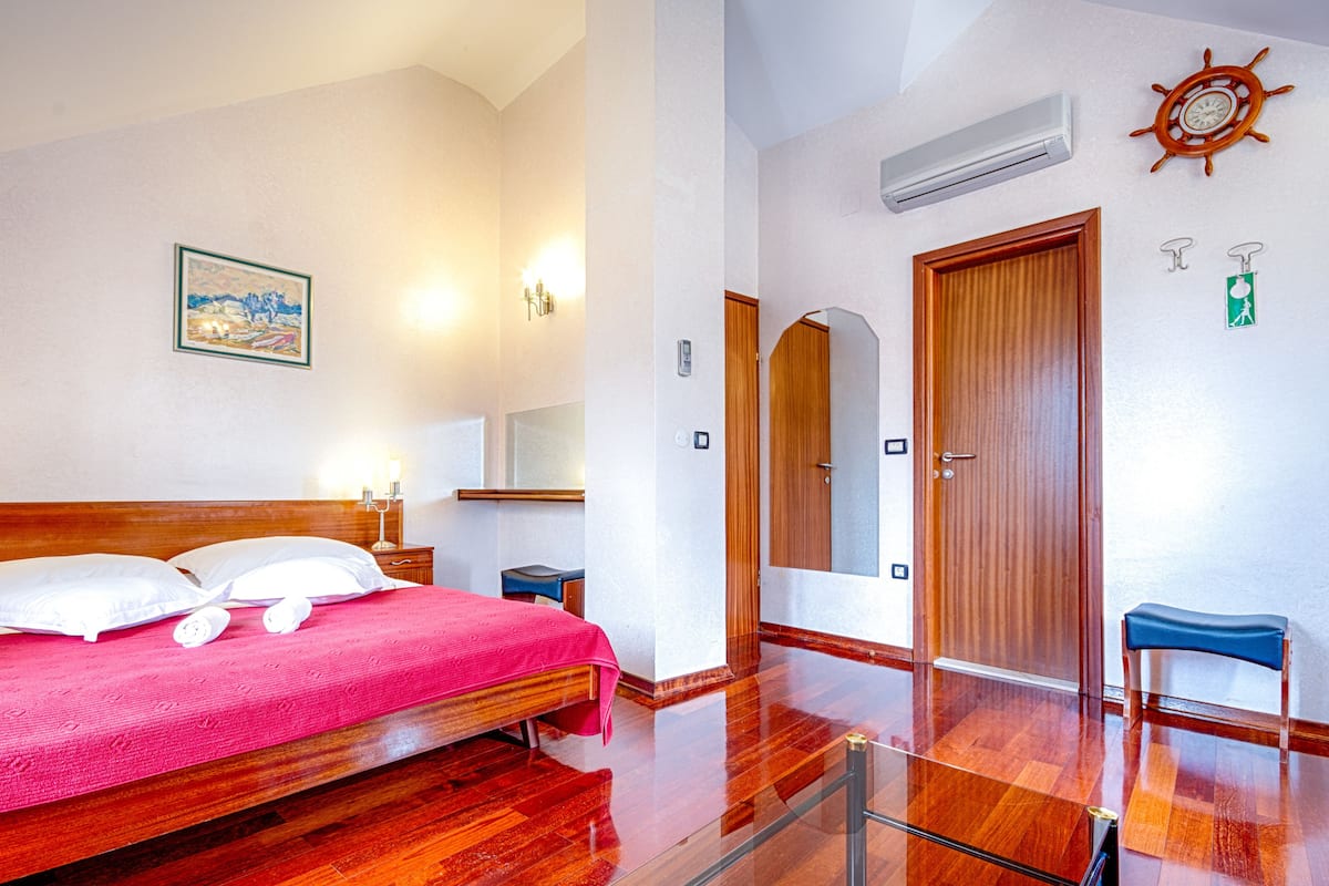 Quarto casal conforto, vista para a cidade | Roupas de cama premium, frigobar, cofres nos quartos, escrivaninha