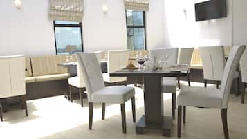 2 restaurantes, café da manhã, culinária francesa