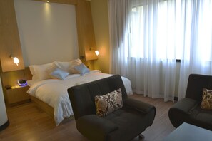 Roupa de alta qualidade, camas de colchão pillowtop, minibar 