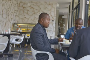 Pequeno-almoço completo diário (20 USD por pessoa) 