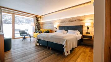 Quarto casal júnior | Cofres nos quartos, escrivaninha, quartos à prova de som, roupa de cama