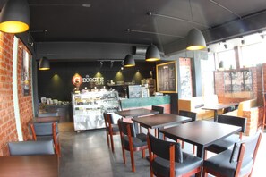 Café da manhã, almoço e jantar; culinária americana