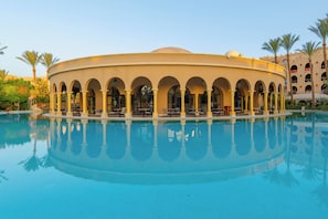 4 piscinas exteriores, guarda-sóis, espreguiçadeiras 