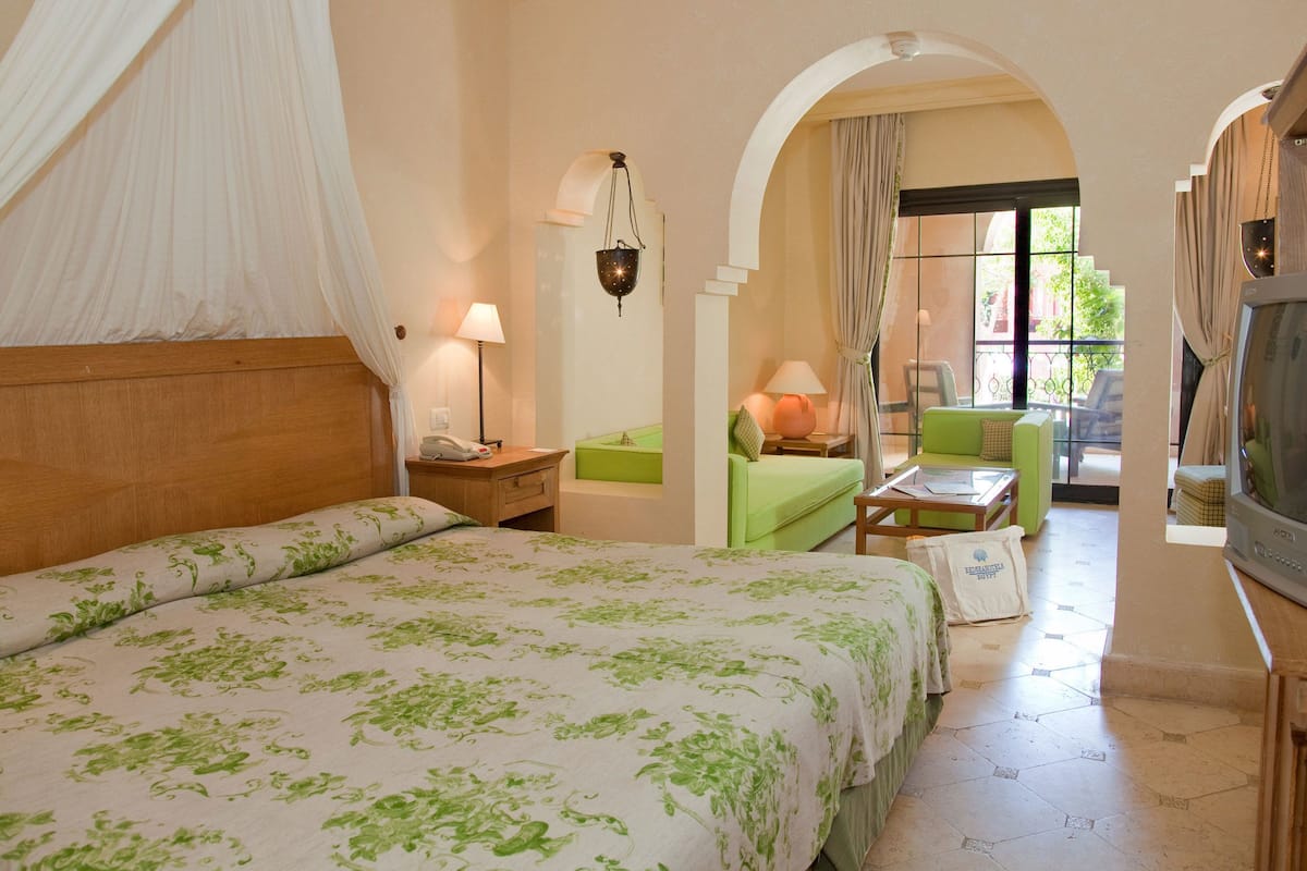 Frigobar, cofres nos quartos, cortinas blackout, berços grátis