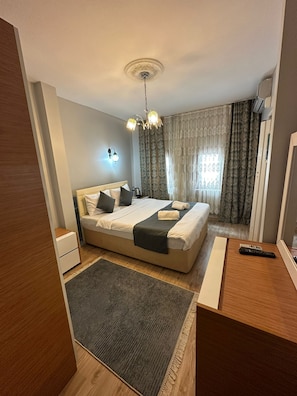 Quarto Quádruplo Standard, 1 cama de casal ou 2 camas individuais | Roupa de alta qualidade, minibar, cofre no quarto 