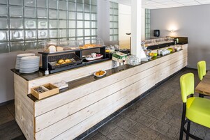 Café da manhã com buffet grátis todos os dias